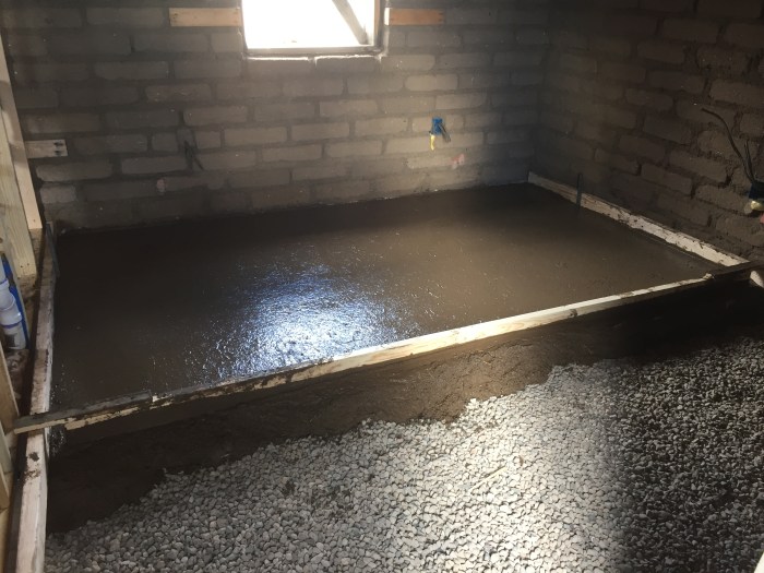 Finishing the first floor layer and starting to earthen plaster ...