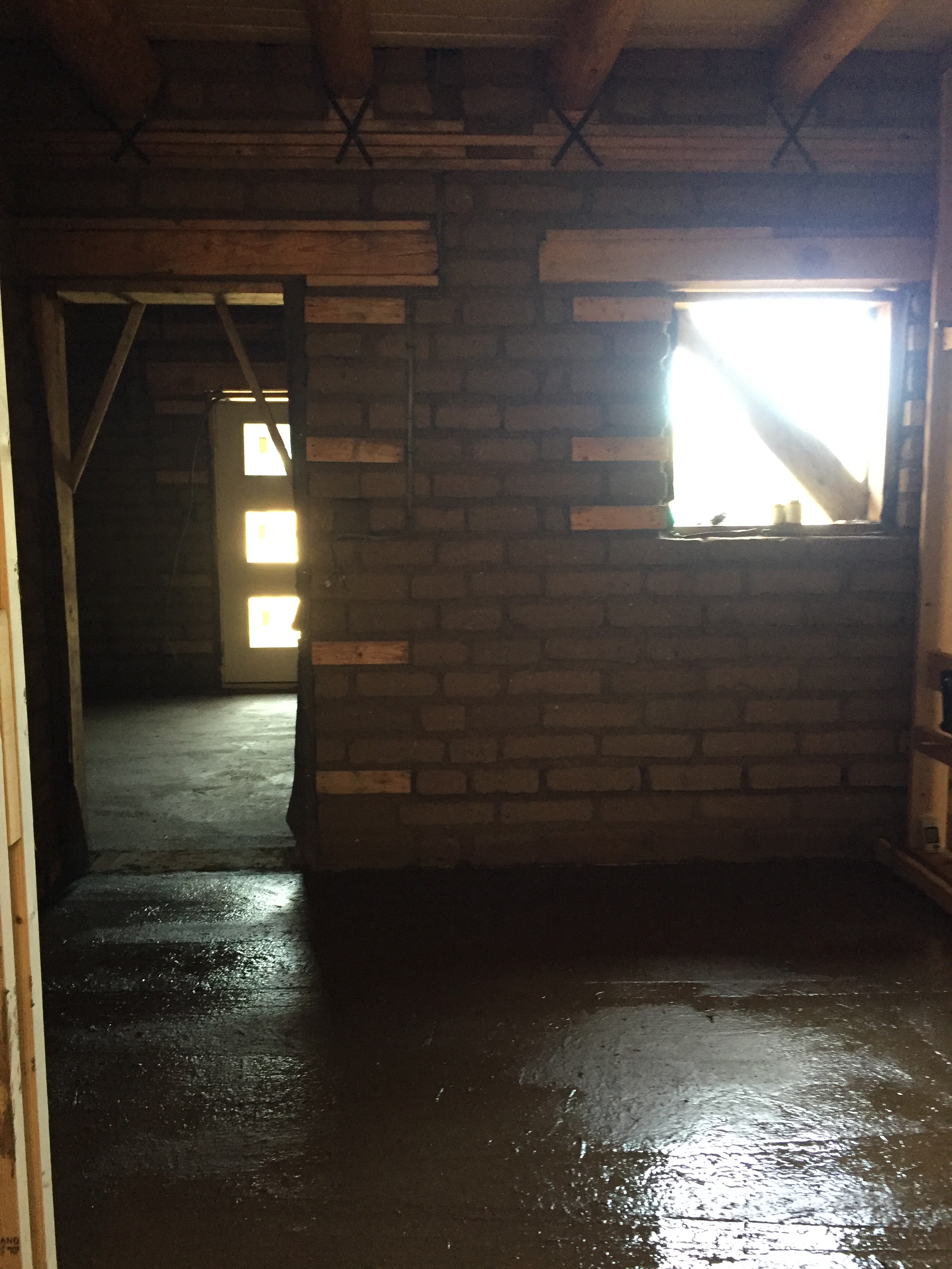 Finishing the first floor layer and starting to earthen plaster ...