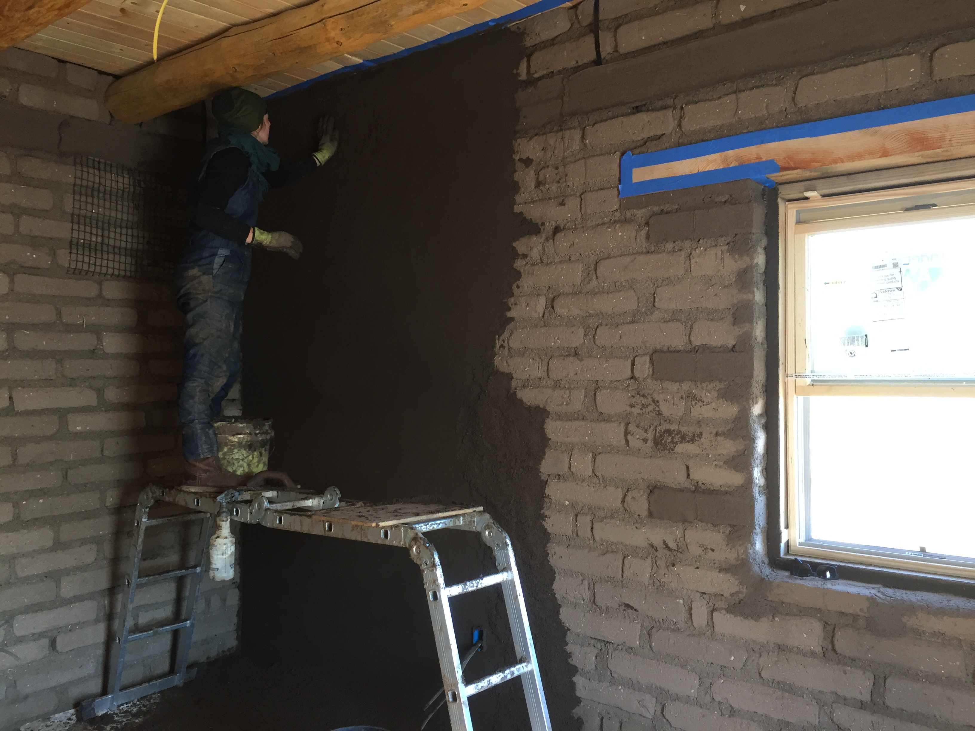 Finishing the first floor layer and starting to earthen plaster ...